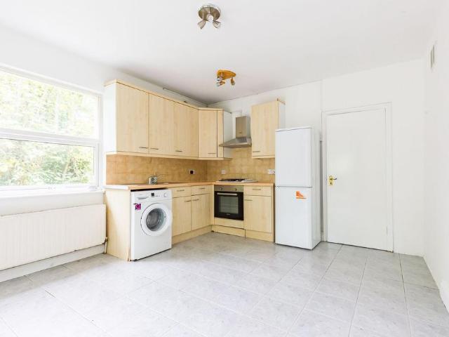 Muswell Avenue, Muswell Hill, London. 3 bed flat to rent £1,950 pcm £450 pw