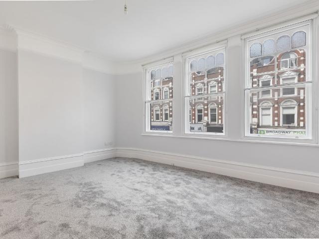 Muswell Hill Broadway, London N10, 3 bed flat to rent, £2,500 pcm | PrimeLocation