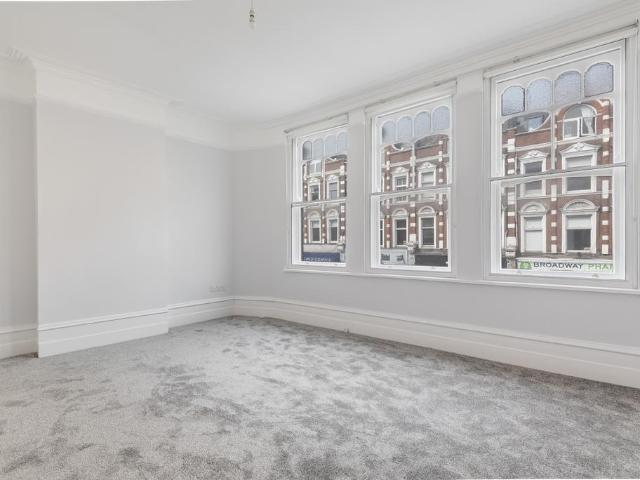 Muswell Hill Broadway, London, N10 3 bed flat to rent £2,500 pcm £577 pw