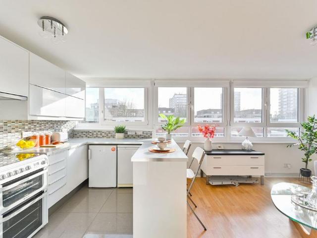 Musgrave Court, Battersea, London, SW11 1 bed flat to rent £2,500 pcm £577 pw