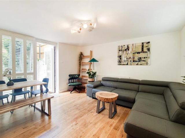 Mutton Place, Kentish Town, London, NW1 4 bed mews to rent £4,250 pcm £981 pw