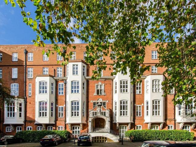 Myatts Field, Camberwell, London, SE5 3 bed flat to rent £4,300 pcm £992 pw