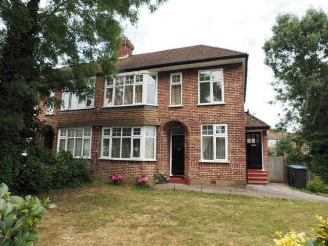 Myddelton Avenue, EN1 2 bed maisonette to rent £1,600 pcm £369 pw