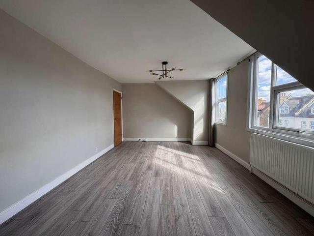 Myddleton Road, N22