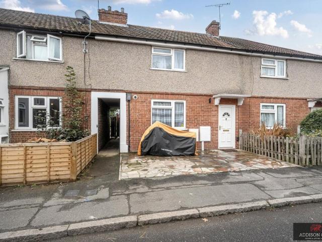 Myrtle Crescent, Slough, Berkshire, SL2 3 bed terraced house to rent £2,100 pcm £485 pw