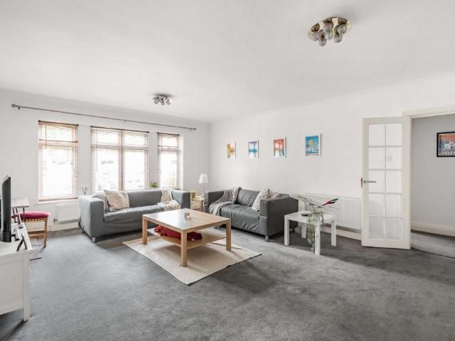 Myrtleside Close, Northwood HA6, 2 bed flat to rent, £2,300 pcm | PrimeLocation