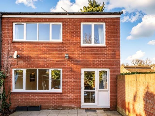 Myrtleside Close, Northwood HA6 2 bed terraced house to rent £1,995 pcm £460 pw