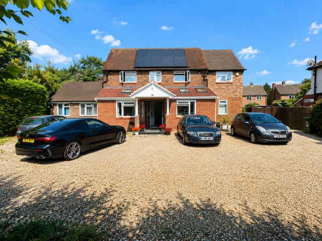 Mytchett Road, Mytchett, CAMBERLEY GU16 5 bed detached house to rent £5,000 pcm £1,154 pw