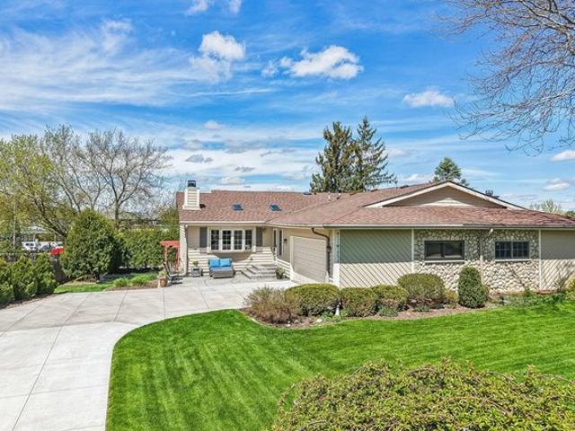 N111W16636 Esquire Ct, Germantown, WI 53022