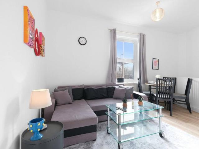 N1 Northdown Street 31 Basement 3 bed apartment to rent £8,000 pcm £1,846 pw