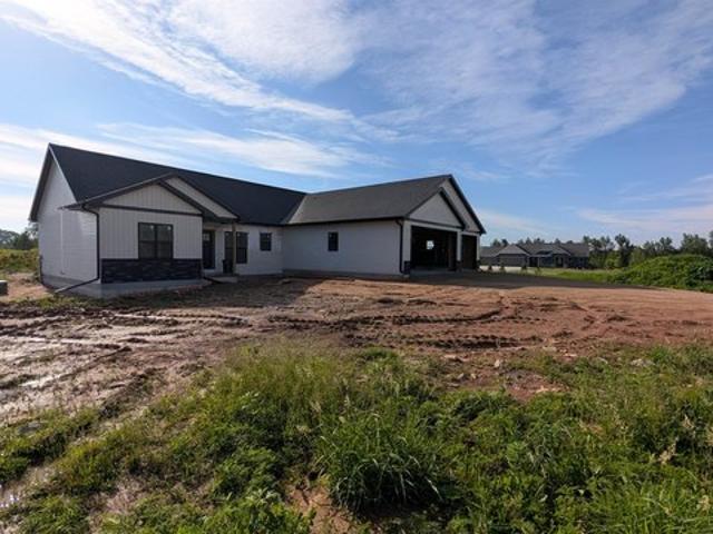 N2252 High Ridge Ln, New London, WI 54961