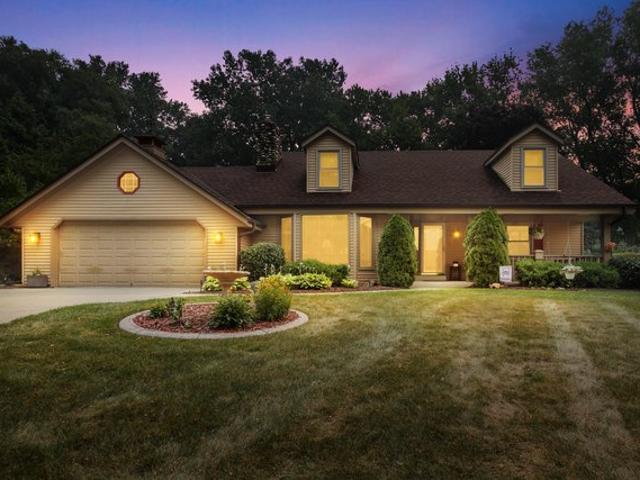 N22W22227 Meadowood Ct, Pewaukee, WI 53186