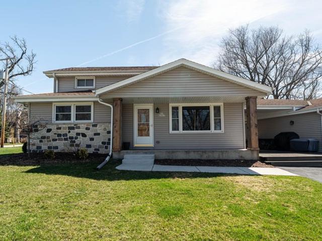 N27W27017 Woodland Dr, Pewaukee, WI 53072