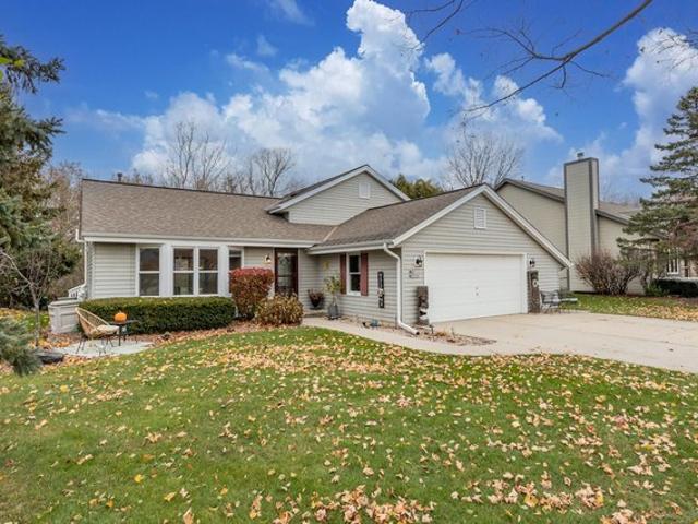N28W22352 Foxwood Ln, Pewaukee, WI 53186