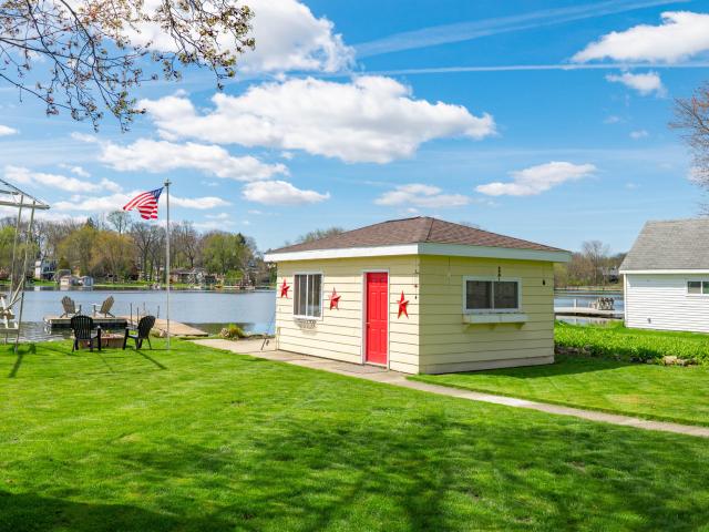 N29W27397 Peninsula Dr, Pewaukee, WI 53072 | MLS #1959 | Compass