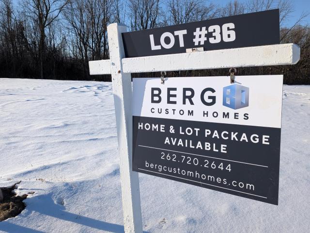 N52W18759 Edgewater Dr, Unit Lt36