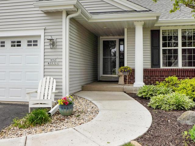 N52W35321 Lighthouse Ln