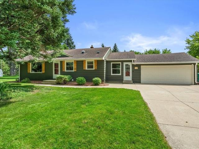 N64W14161 Lincoln Ln, Menomonee Falls, WI 53051