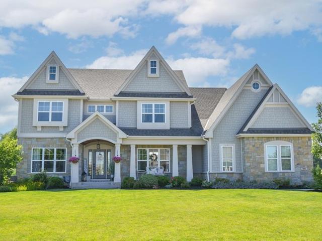 N66W15735 Fox Meadow Dr, Menomonee Falls, WI 53051