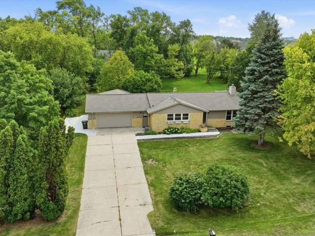 N68W15651 Chateau Dr, Menomonee Falls, WI 53051