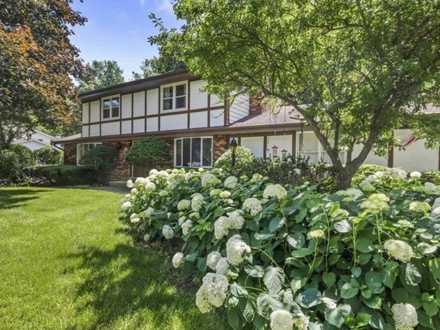 N76W14597 N Point Dr, Menomonee Falls, WI 53051