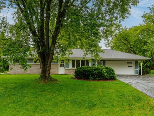 N78W16300 Carl Ross Dr, Menomonee Falls, WI 53051