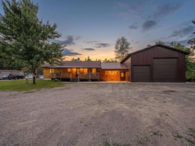 N8563 Bluebird Ln, Crivitz, WI 54114