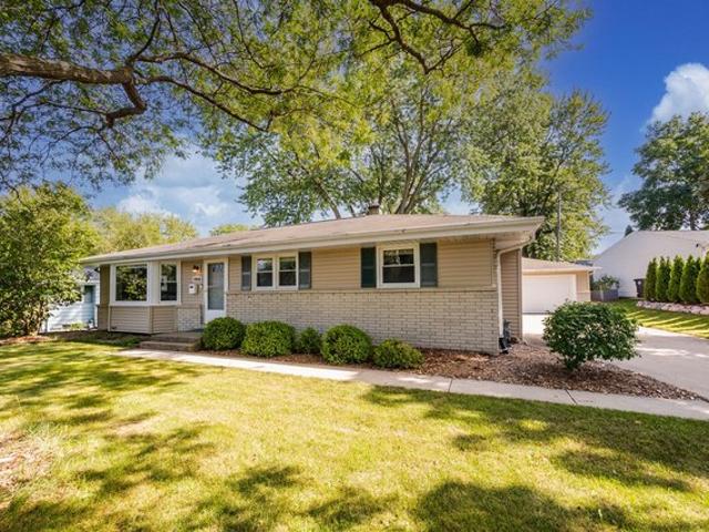 N86W14553 Macarthur Dr, Menomonee Falls, WI 53051