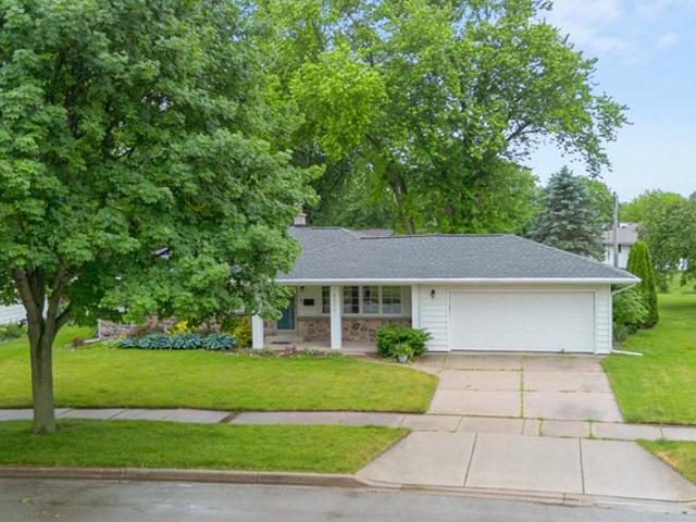 N88W6311 Willowbrooke Dr, Cedarburg, WI 53012