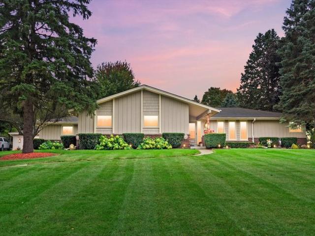 N8W27287 Woodridge Ln, Pewaukee, WI 53188