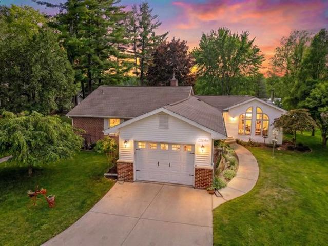 N971 River Dr, Menominee, MI 49858