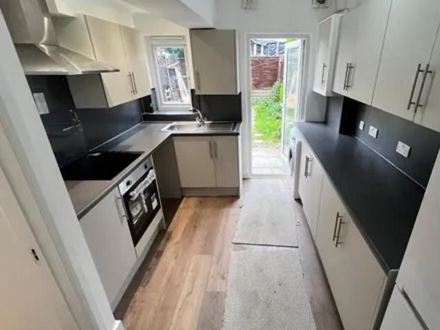 N9 cafe, Edmonton Green Shopping Centre, 33 North Mall, Lower Edmonton, London, N9 0TZ, United Kingdom | 3 bed apartment for rent #159360930 | Rentberry