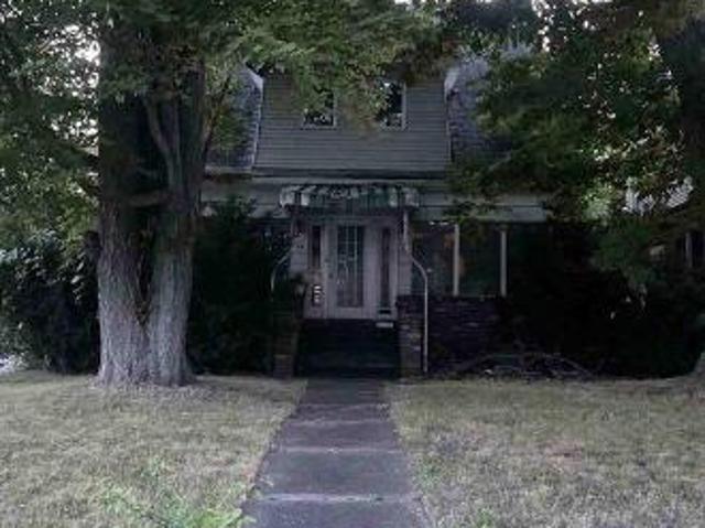 N Main St