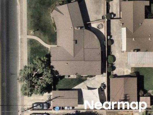 N Oaks St