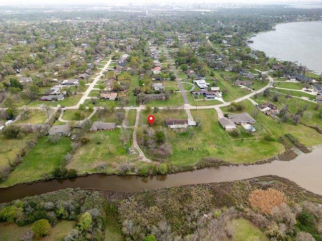 N Burnett Dr, Baytown, TX 77520