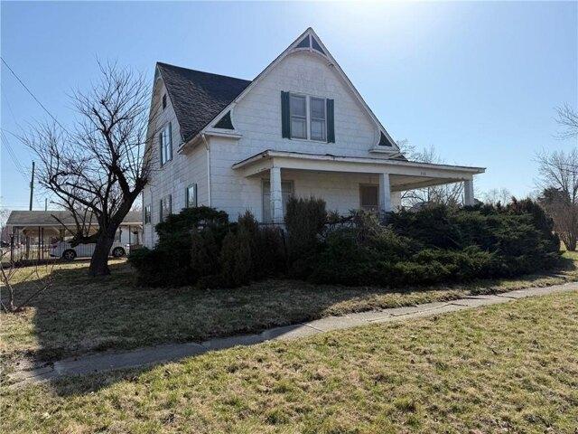 N Charles St, Beecher City, Home For Sale
