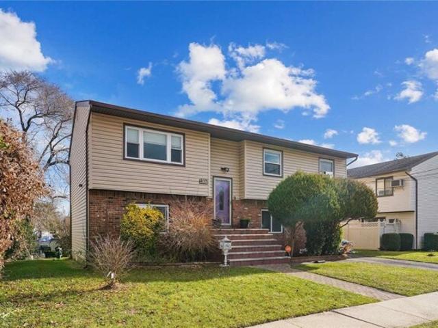 N Columbus Ave, Freeport, Home For Sale