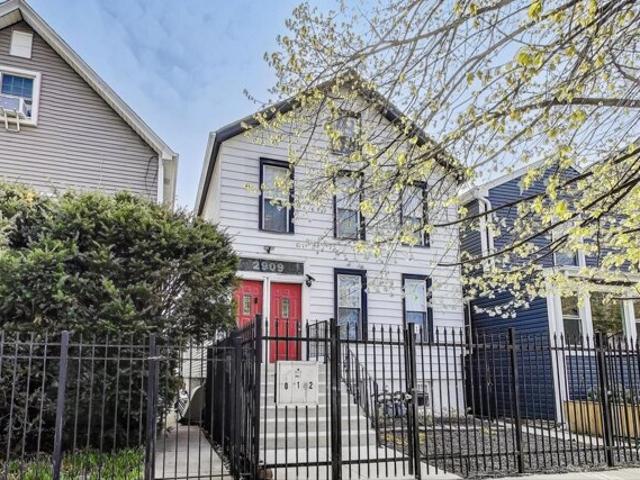 N Hoyne Ave, Chicago, Home For Sale