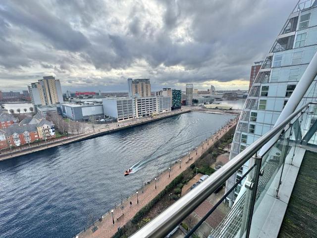 N V Building, 100 The Quays, Salford. 2 bed apartment to rent £1,600 pcm £369 pw