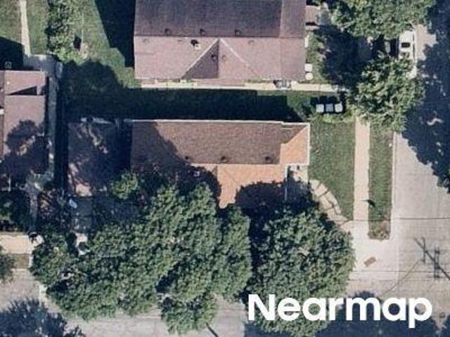 N Vel Phillips Ave R