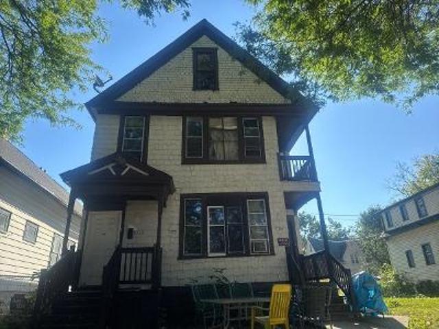 N 11th St