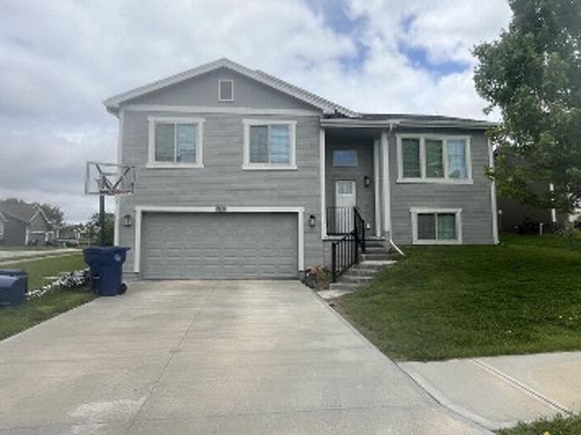 N 82nd St