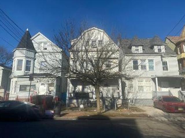 N 9th St
