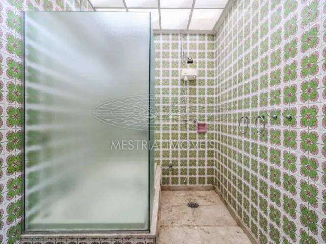 Na melhor localização do bairro, rodeada por um jardim impecável e plano!