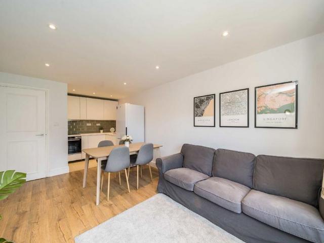 Nantes Close, London SW18 2 bed flat to rent £2,250 pcm £519 pw