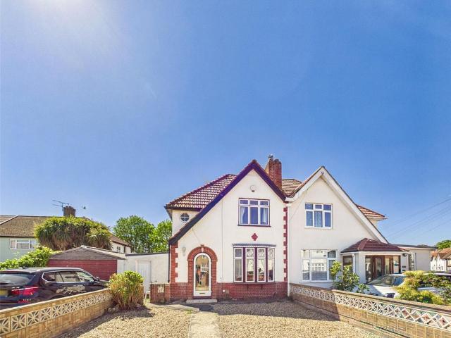 Napier Close, Middlesex UB7 3 bed semi detached house to rent £2,350 pcm £542 pw