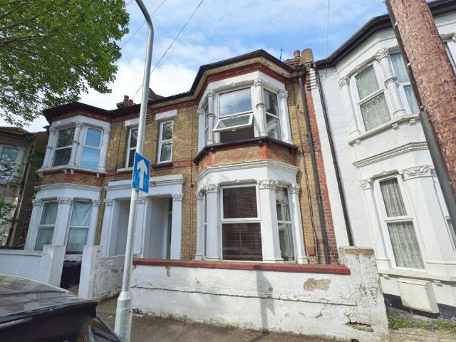 Napier Avenue, Southend On Sea 2 bed flat to rent £1,150 pcm £265 pw