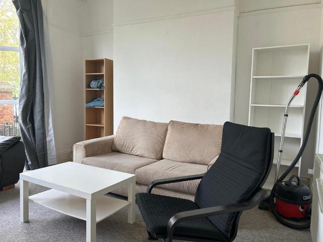 Napier Terrace, Flat 1, Plymouth PL4 3 bed flat to rent £1,820 pcm £420 pw