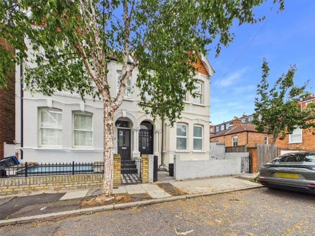 Napoleon Road, St Margarets 3 bed apartment to rent £2,600 pcm £600 pw
