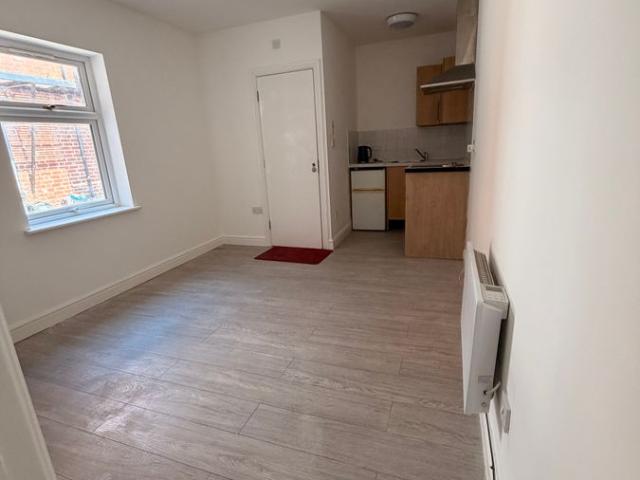 Narborough Road, Leicester LE3, Studio to rent, £500 pcm | PrimeLocation